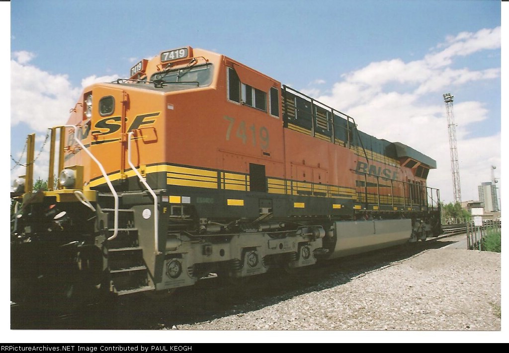 BNSF 7419 approaches the Platte river bridge at the BNSF Denver yd.